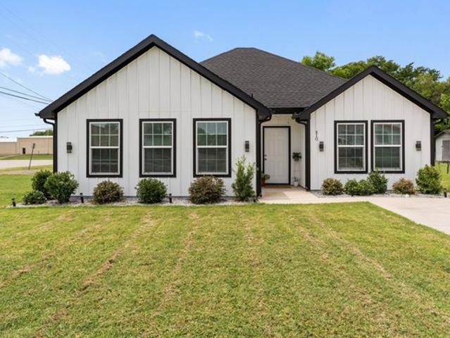 810 S Main St, Kemp, TX 75143
