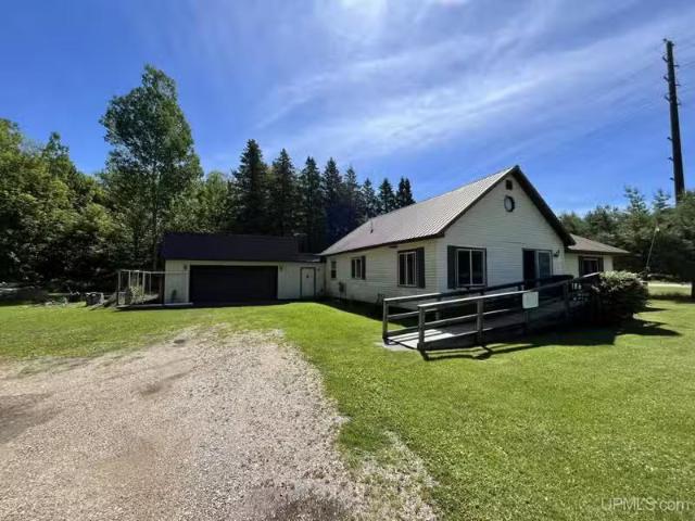 810 RIVER RD, MANISTIQUE, MI 49854 Single Family Residence For.