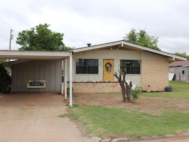 810 W Eden St, Munday, TX 76371