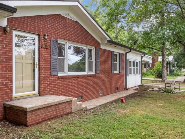 810 W Main St