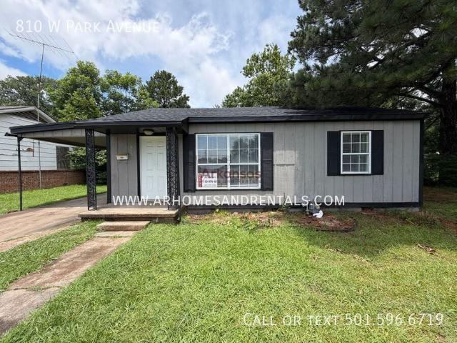 810 W Park Avenue | 3 Bedrooms | 1 Bathroom * 1/2 Off First Month's Rent Special!