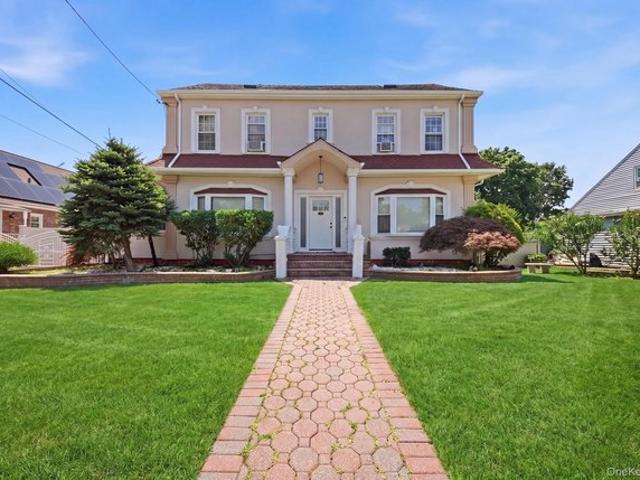 810 Wallace Ave, Baldwin, NY 11510