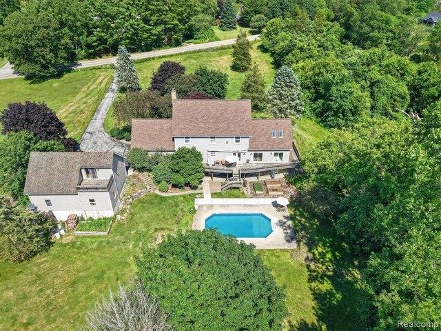 8114 Chilson Rd, Hamburg Township, MI 48169