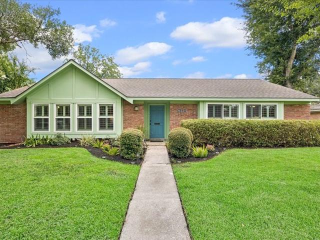 8114 Twin Hills Dr, Houston, TX 77071