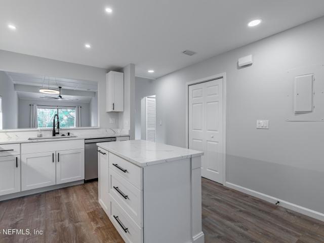 8118 Baymeadows Circle, Jacksonville, US, FL