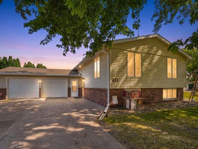 811 Crestview Dr, Webster City, IA 50595