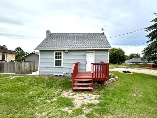 811 Arbor Ave, Minot, ND 58701