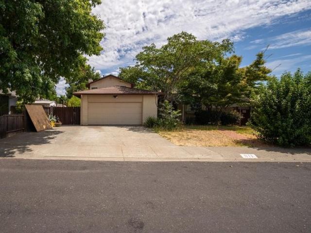 811 Azalea Way, Vacaville, CA 95688