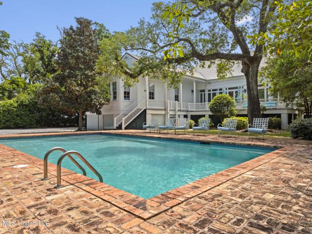 811 E Scenic Drive