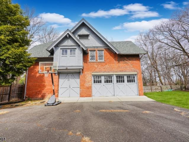 811 Field Ave