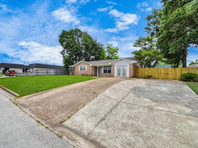 811 Hillcrest Dr, Conroe, TX 77301
