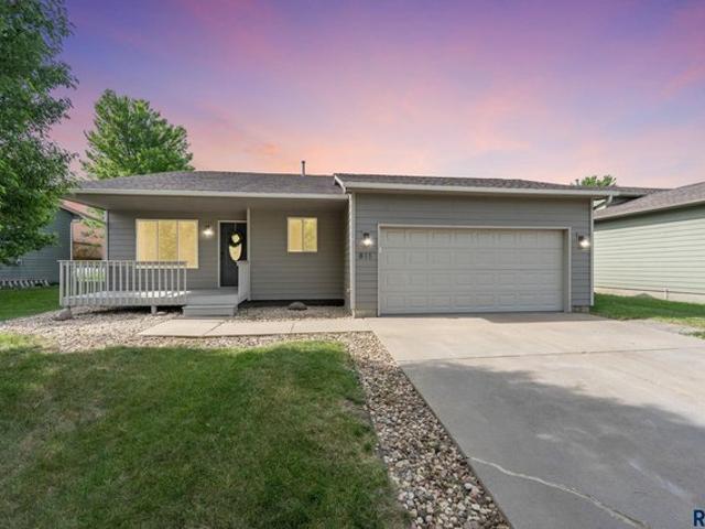 811 Lois Ln, Harrisburg, SD 57032