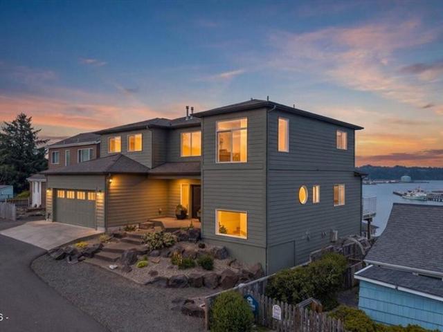 811 SW 12th St, Newport, OR 97365