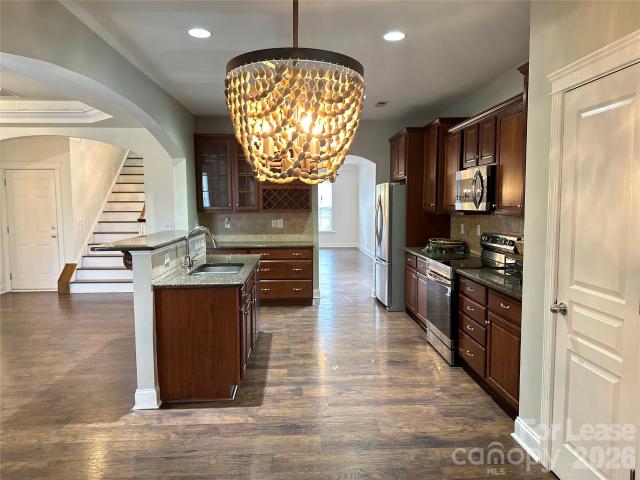 8124 Lynwood Square
