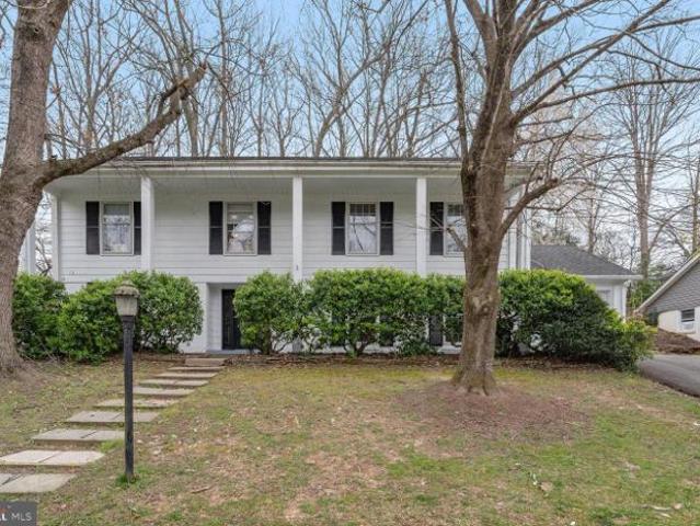 8126 Briar Creek Dr, Annandale, VA 22003