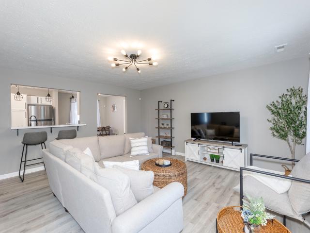8126 Xenia Dr, Indianapolis, IN 46227 | MLS #22071