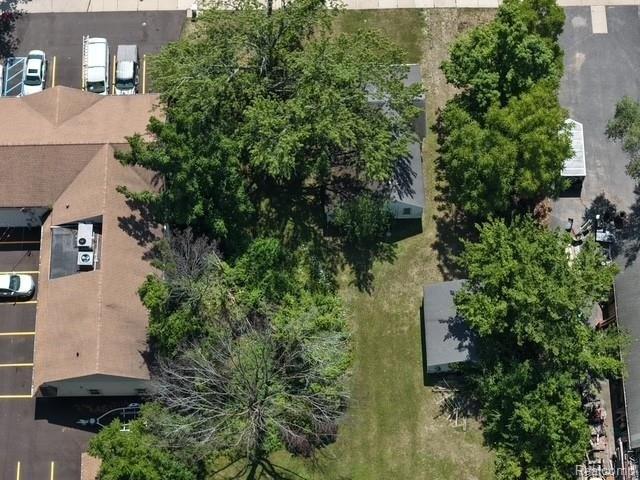 8120 Macomb St, Grosse Ile, MI 48138