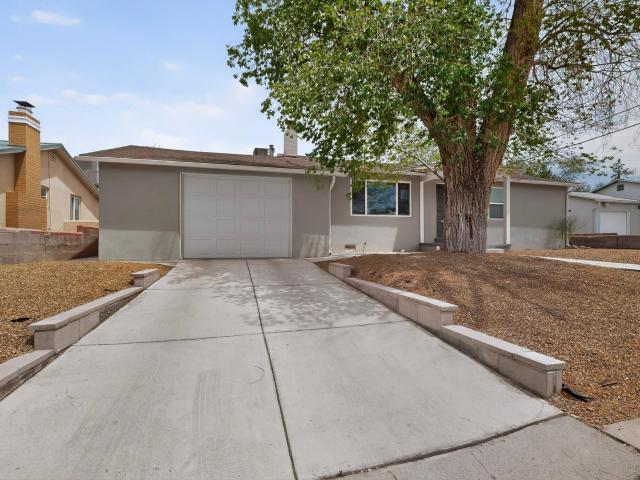 812 Amherst Drive NE