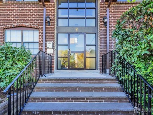 812 Green Hollow Dr, Iselin, NJ 08830