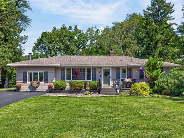 812 Embury Rd, Rochester, NY 14526