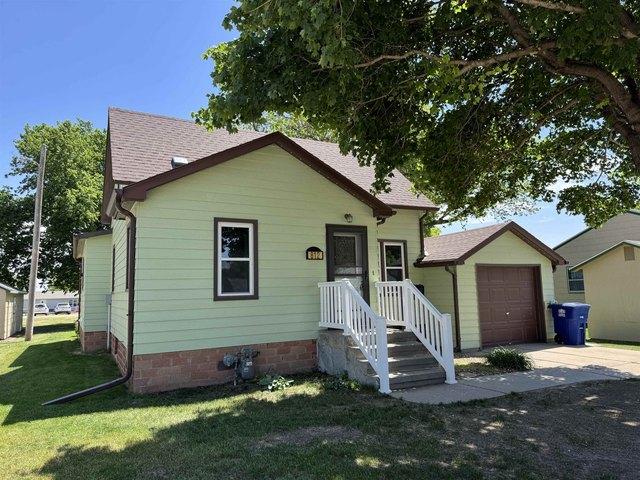 812 Lincoln St, Holdrege, NE 68949