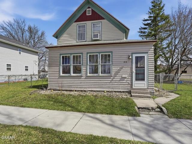 812 N 4th St, Grand Forks, ND 58203
