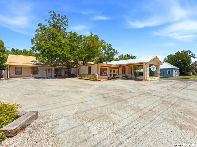 812 N Llano St