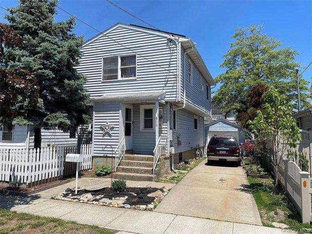 812 S 6th St, Lindenhurst, NY 11757