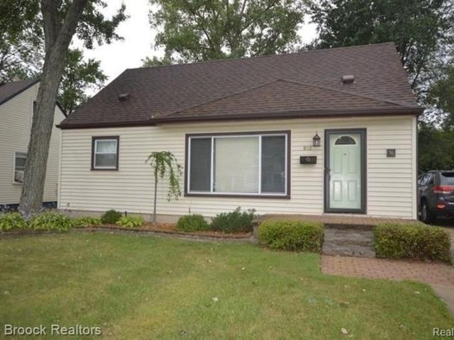 812 S Manitou Ave, Clawson, MI 48017