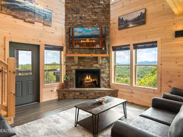 812 Peak Loop Way