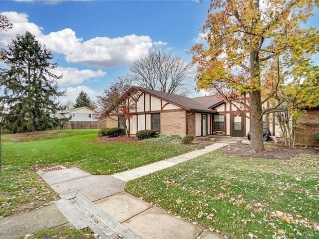 812 Pine Needles Dr, Washington Township, OH 45458
