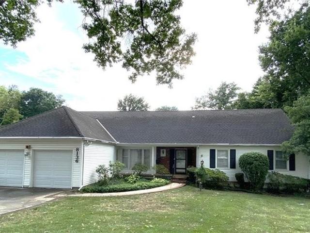 8136 Outlook Ln, Prairie Village, KS 66208
