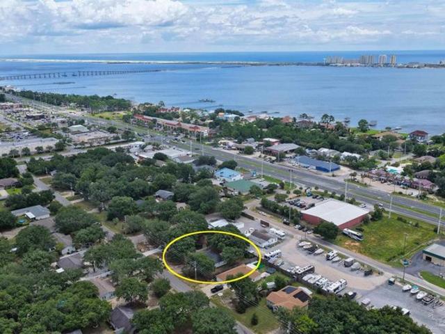 8137 Fourth St, Navarre, FL 32566