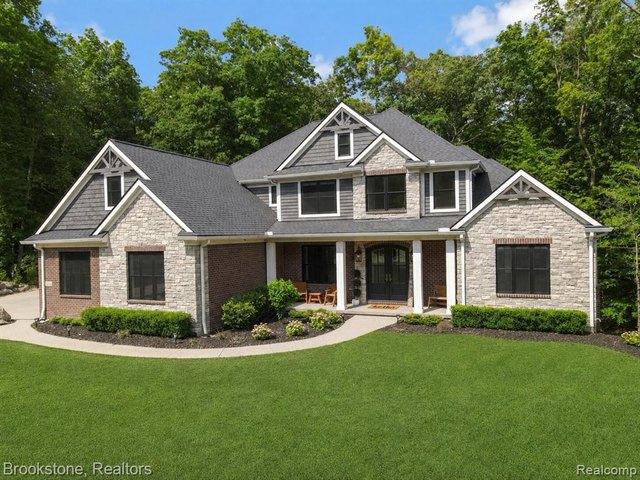 8130 Rosebud Ln, Independence, MI 48348