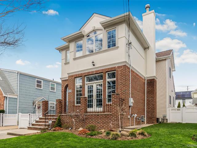 813 5th Ave, New Hyde Park, NY 11040 | MLS #985203 | Compass