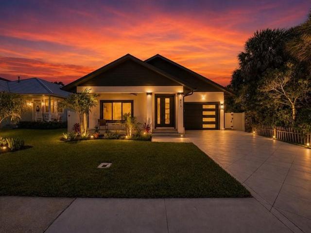 813 E 1st Ave, New Smyrna Beach, FL 32169