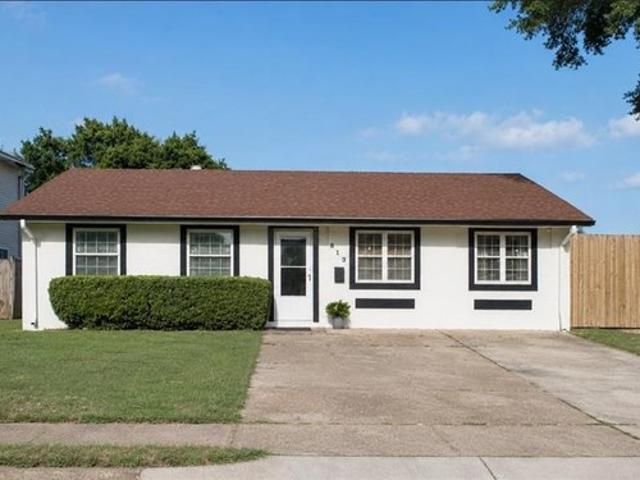 813 Oakwood Dr, Gretna, LA 70056