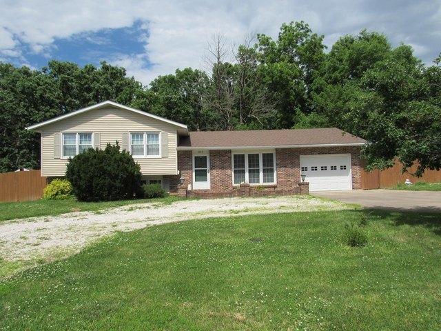 813 Sunset Dr, Macon, MO 63552