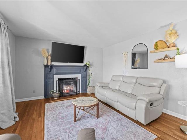 813 Raymond CT