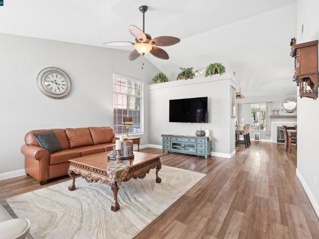 813 Topaz Cir