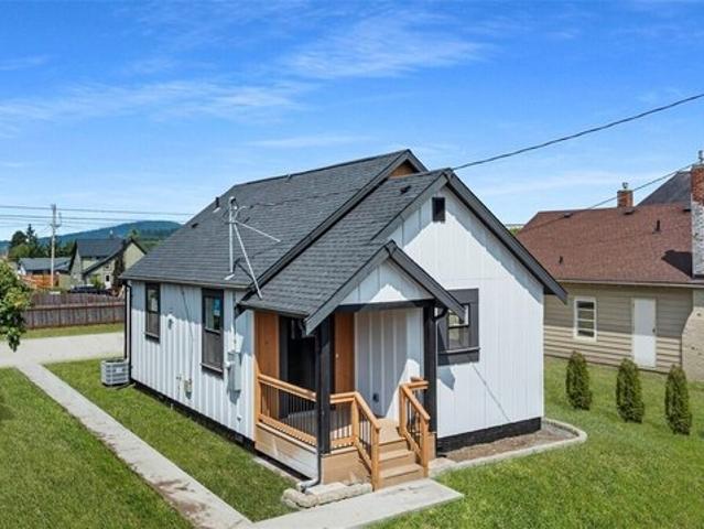 814 26th St Unit 1, Anacortes, WA 98221