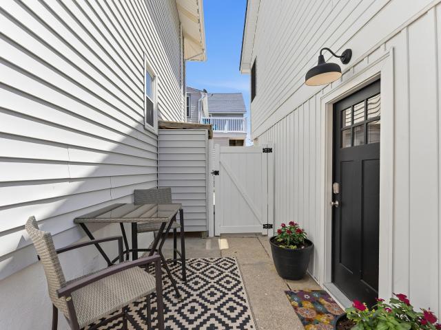 814 E 7th Street