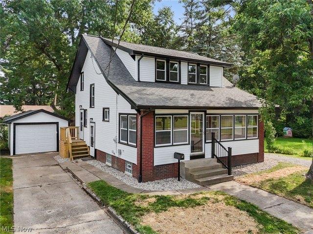 814 E Broad St, Louisville, OH 44641