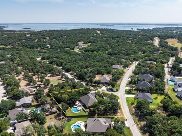 814 Haynie Dr, Runaway Bay, TX 76426