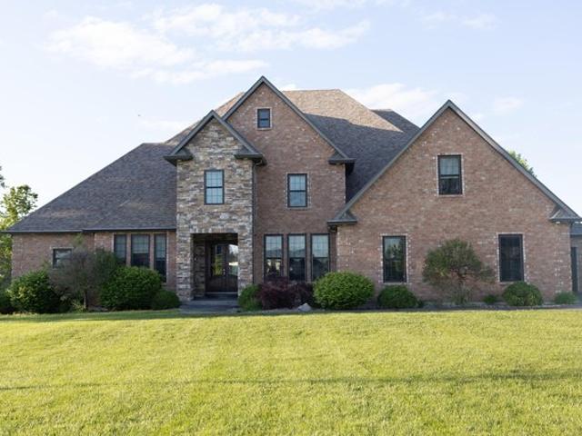 814 Lockport Dr, Centralia, MO 65240