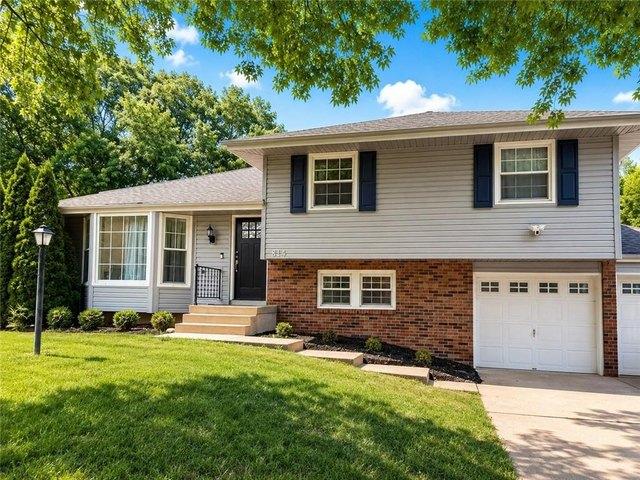 814 NE Mulberry St, Lee's Summit, MO 64086