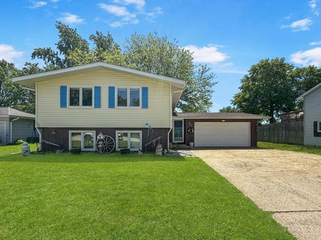 814 Pinecrest Dr, Rantoul, IL 61866