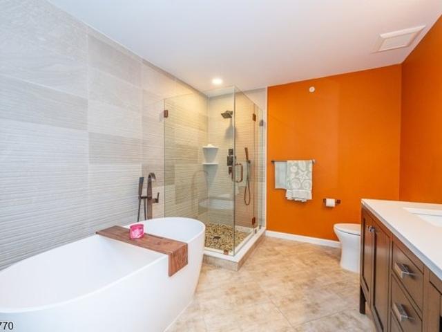 814 River Pl, Butler, NJ 07405