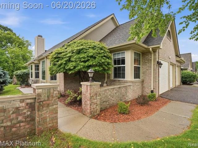 814 Whisperwood Dr, Fenton, MI 48430