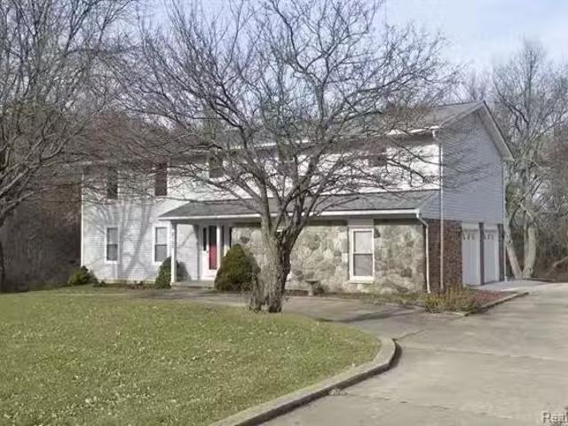 8152 FAIRFIELD Circle, Clarkston, MI 48346